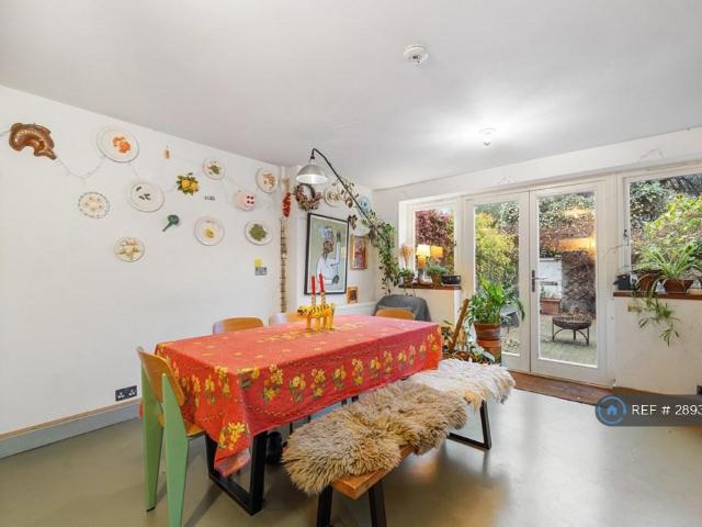 4 bedroom end of terrace house to rent