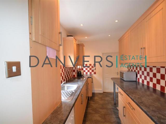4 bedroom end of terrace house to rent