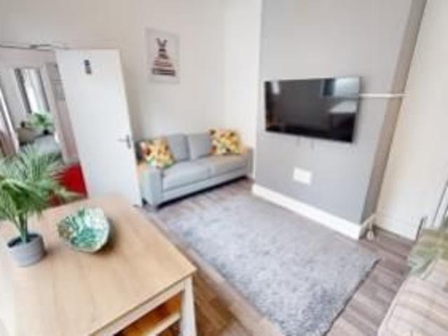 4 bedroom end of terrace house to rent