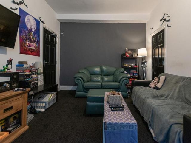 4 bedroom end of terrace house to rent