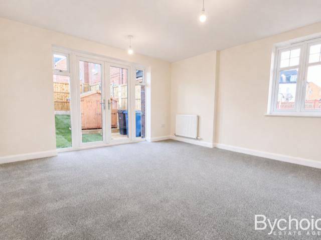4 bedroom end of terrace house to rent