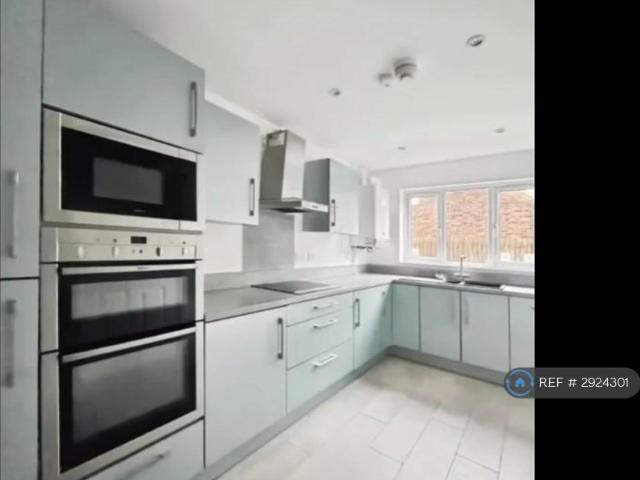 4 bedroom end of terrace house to rent