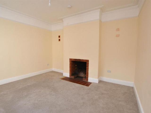 4 bedroom end of terrace house to rent