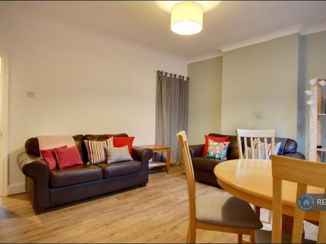 4 bedroom end of terrace house to rent