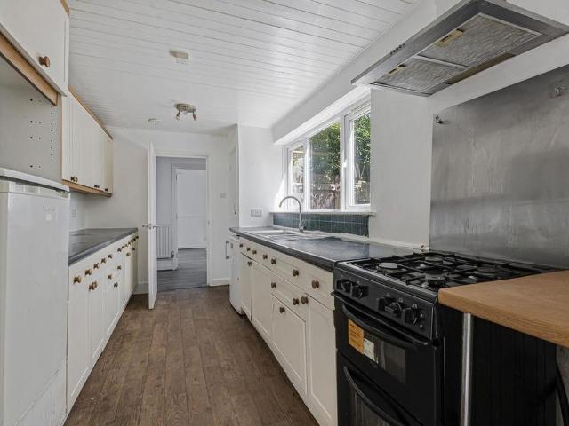 4 bedroom end of terrace house to rent