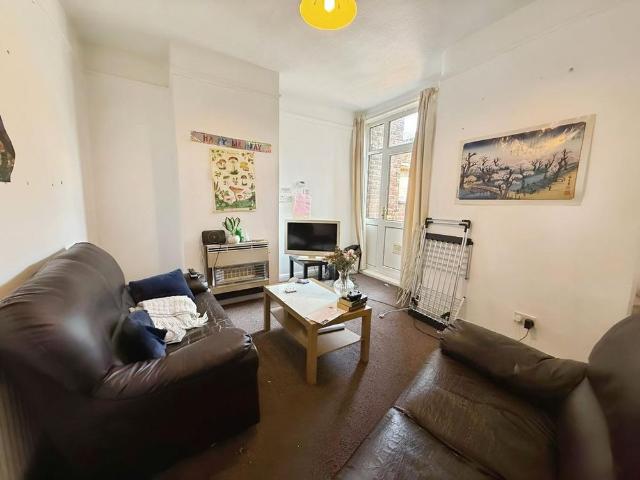 4 bedroom end of terrace house to rent