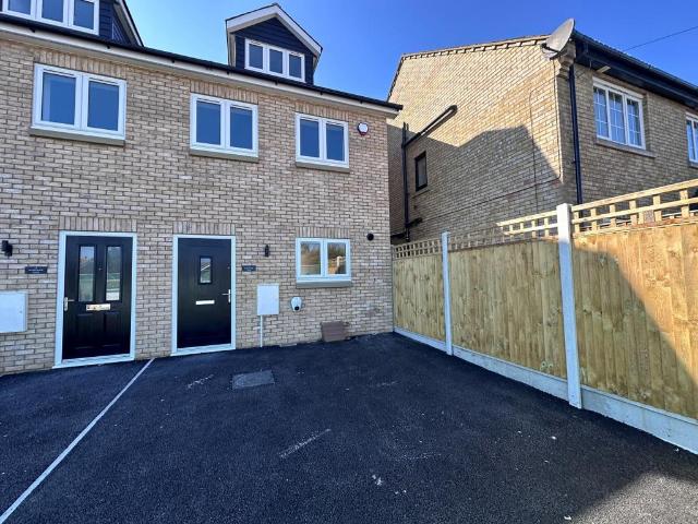 4 bedroom end of terrace house to rent