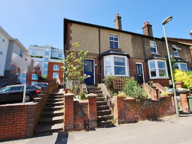 4 bedroom end of terrace house to rent