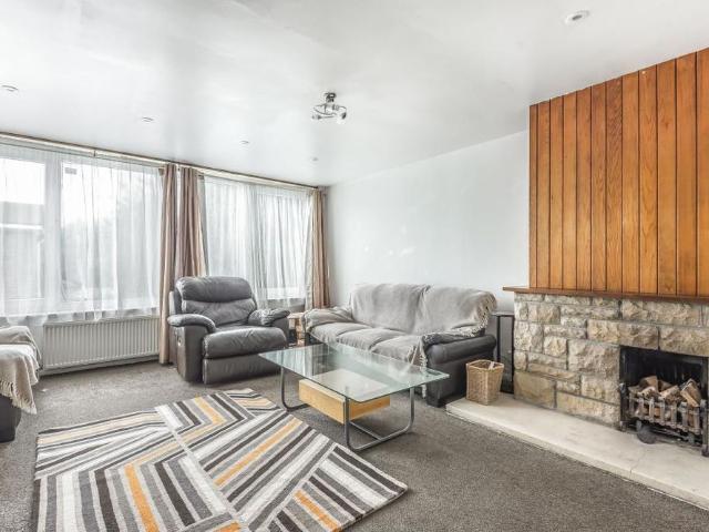 4 bedroom end of terrace house to rent