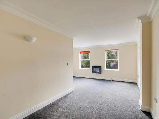 4 bedroom end of terrace house to rent