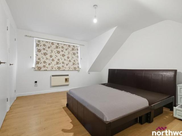 4 bedroom end of terrace house to rent
