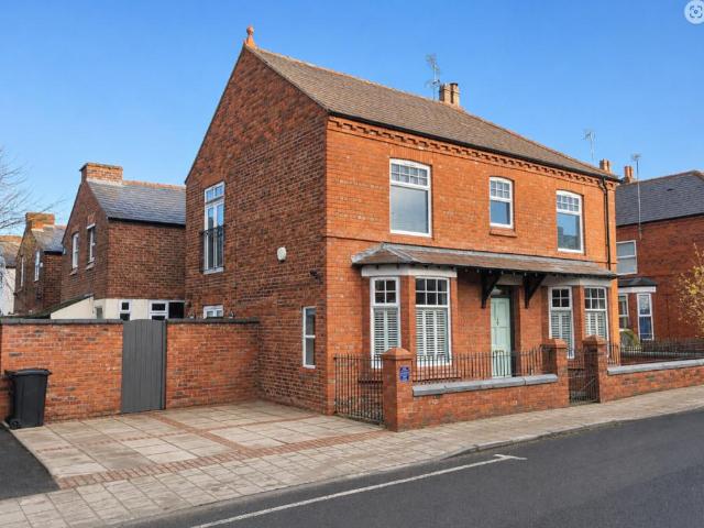 4 bedroom end of terrace house to rent