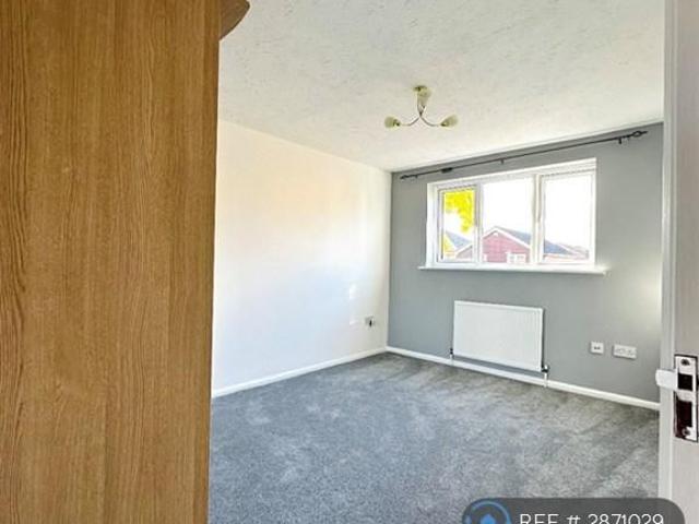 4 bedroom end of terrace house to rent