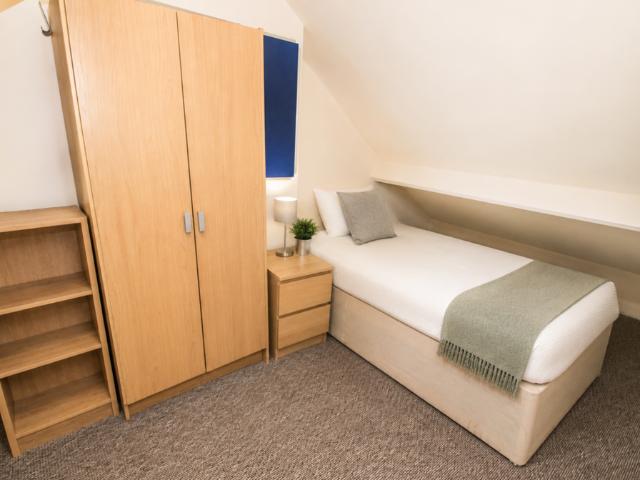 4 bedroom end of terrace house to rent