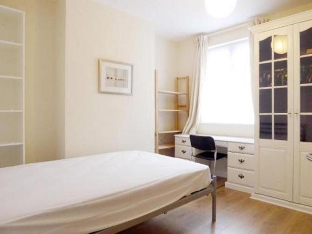 4 bedroom end of terrace house to rent