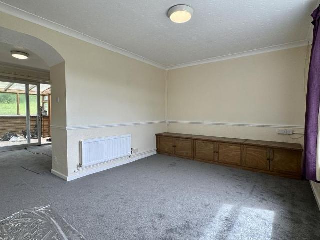 4 bedroom end of terrace house to rent