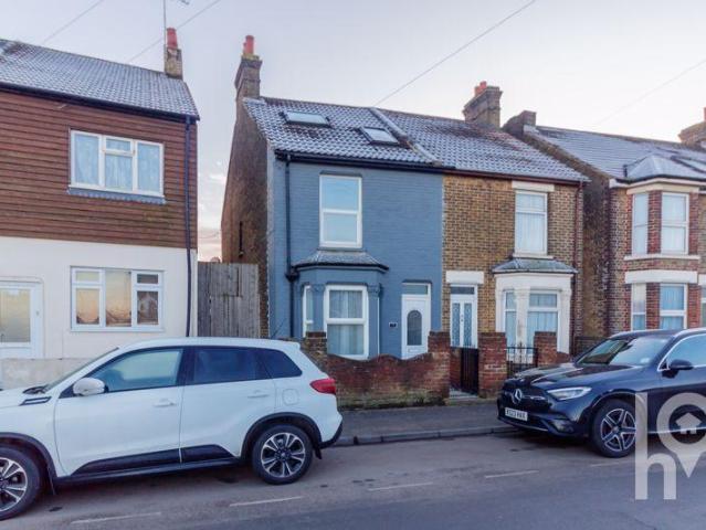 4 bedroom end of terrace house to rent