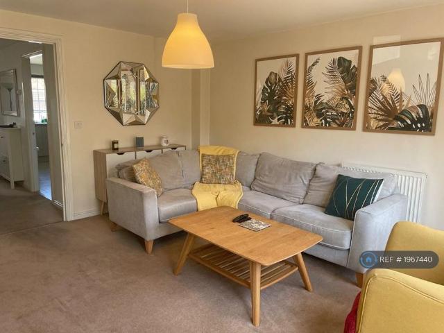 4 bedroom end of terrace house to rent