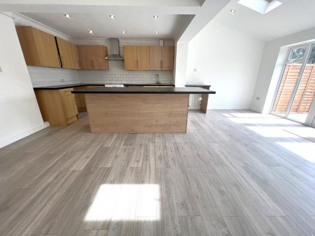 4 bedroom end of terrace house to rent