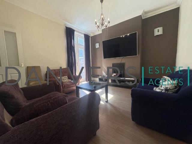 4 bedroom end of terrace house to rent