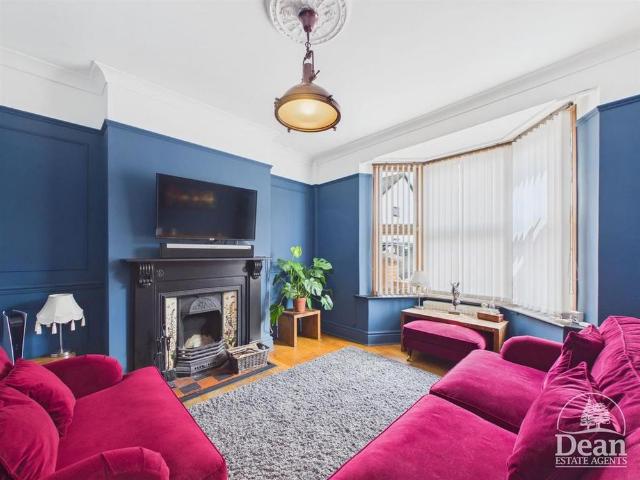 4 bedroom end of terrace house to rent