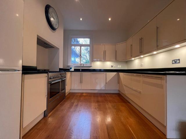 4 bedroom end of terrace house to rent