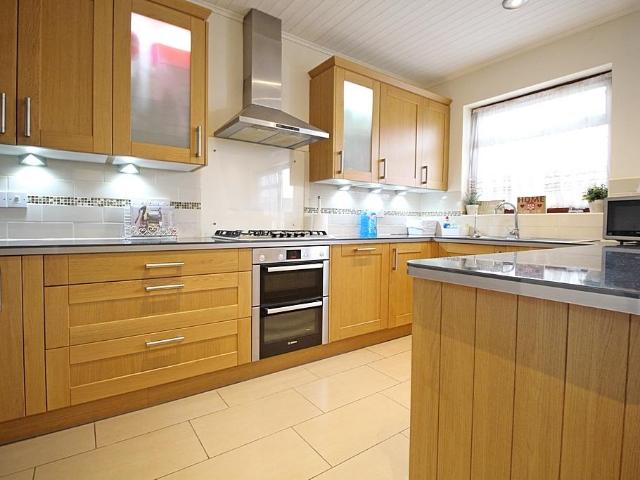 4 bedroom end of terrace house to rent
