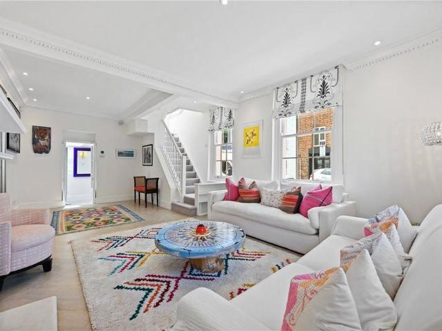 4 bedroom end of terrace house to rent
