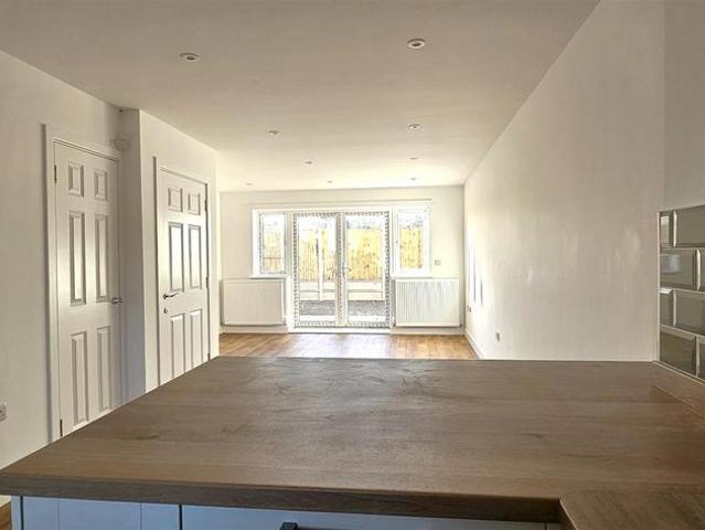 4 bedroom end of terrace house to rent