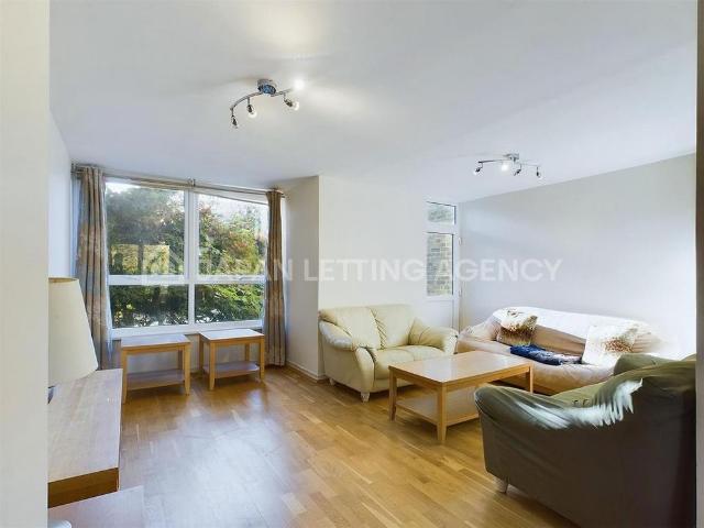 4 bedroom end of terrace house to rent