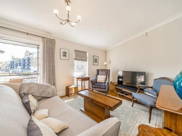 4 bedroom end of terrace house to rent