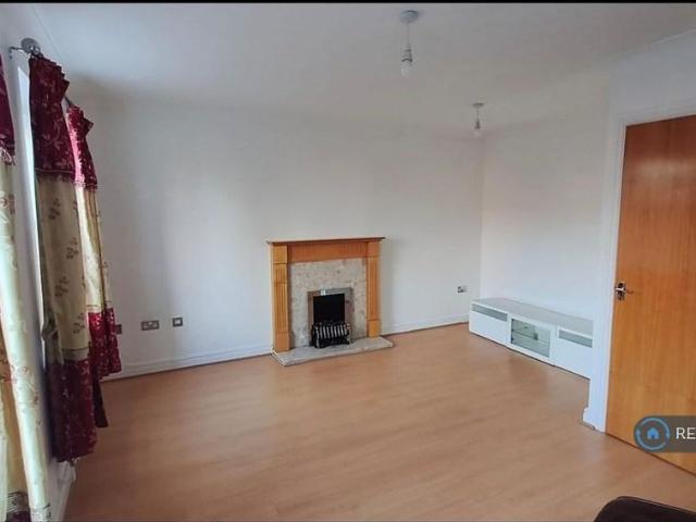 4 bedroom end of terrace house to rent