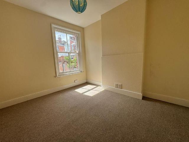 4 bedroom end of terrace house to rent