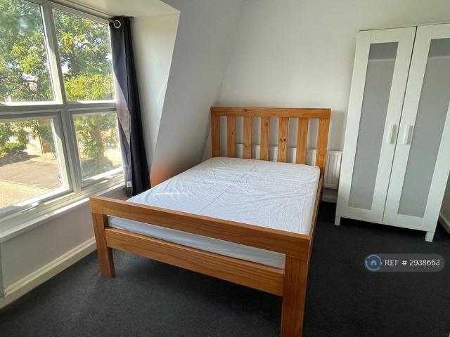 4 bedroom end of terrace house to rent