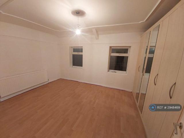 4 bedroom end of terrace house to rent