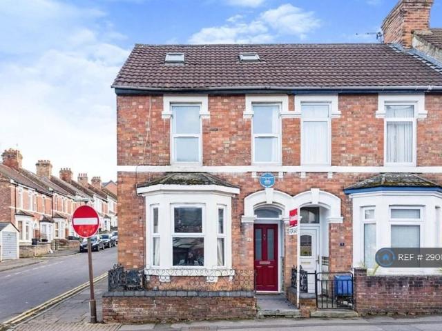 4 bedroom end of terrace house to rent