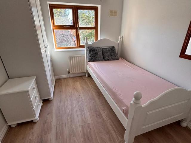 4 bedroom end of terrace house to rent