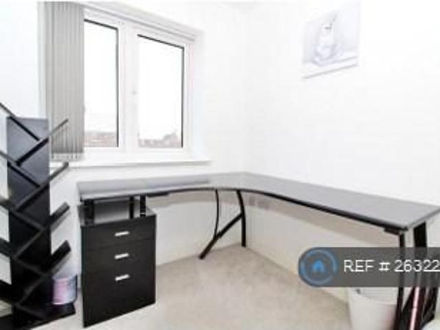 4 bedroom end of terrace house to rent