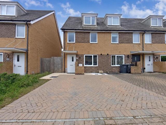 4 bedroom end of terrace house to rent