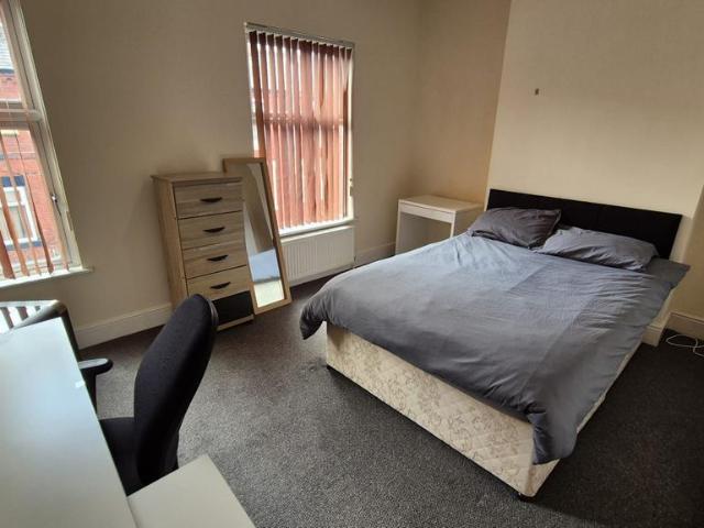 4 bedroom end of terrace house to rent