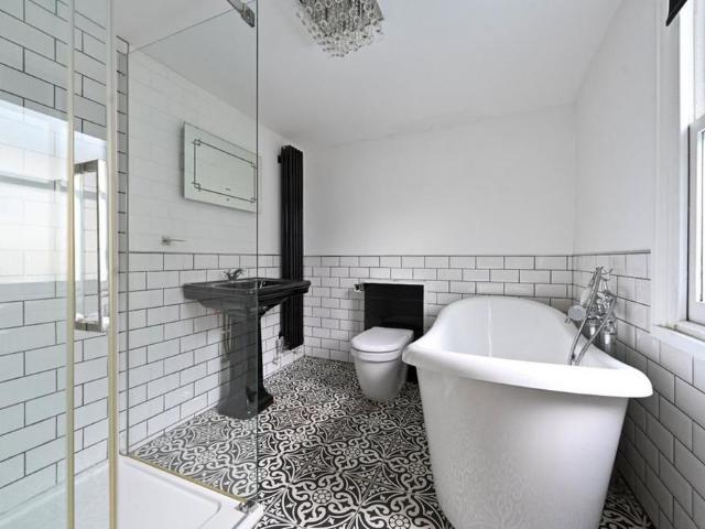 4 bedroom end of terrace house to rent