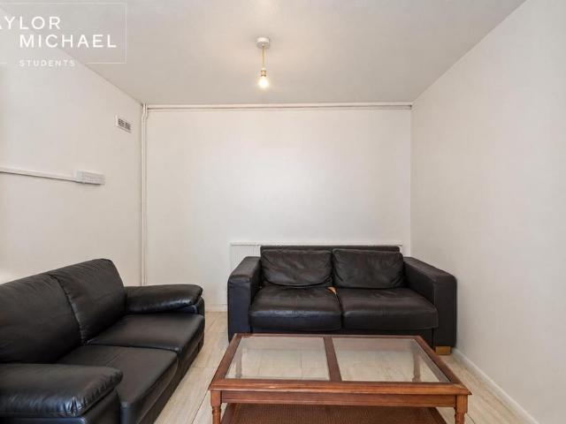 4 bedroom end of terrace house to rent