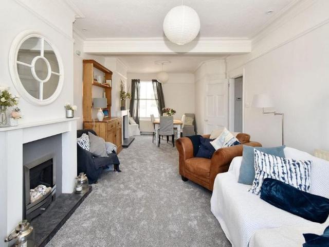 4 bedroom end of terrace house to rent