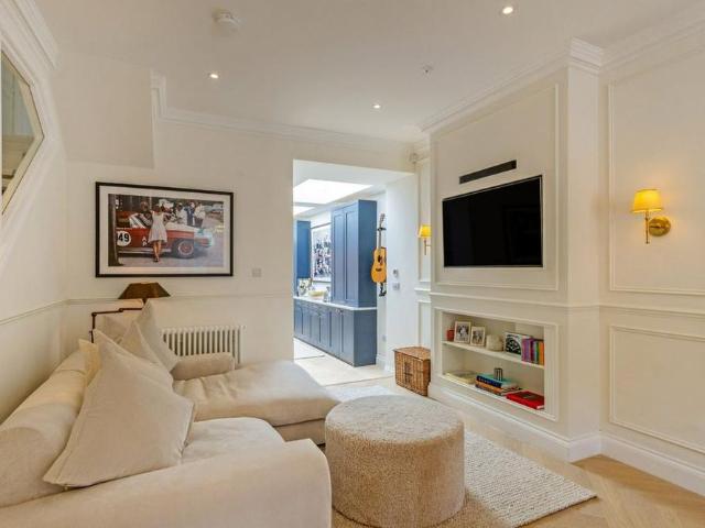 4 bedroom end of terrace house to rent