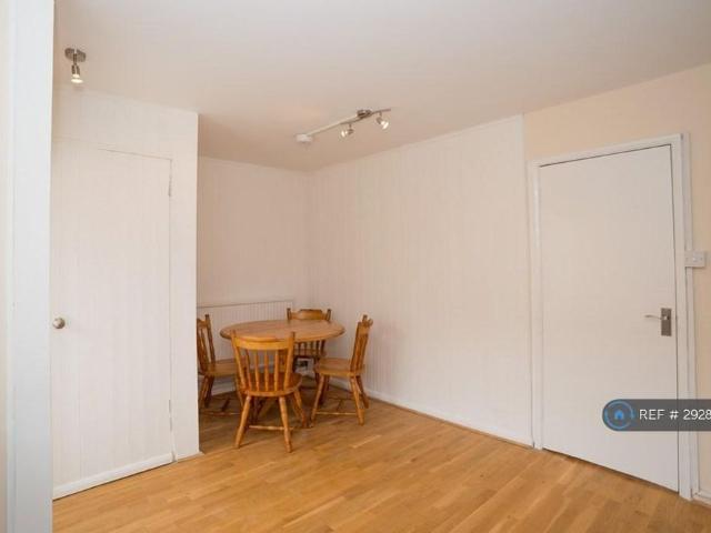 4 bedroom end of terrace house to rent