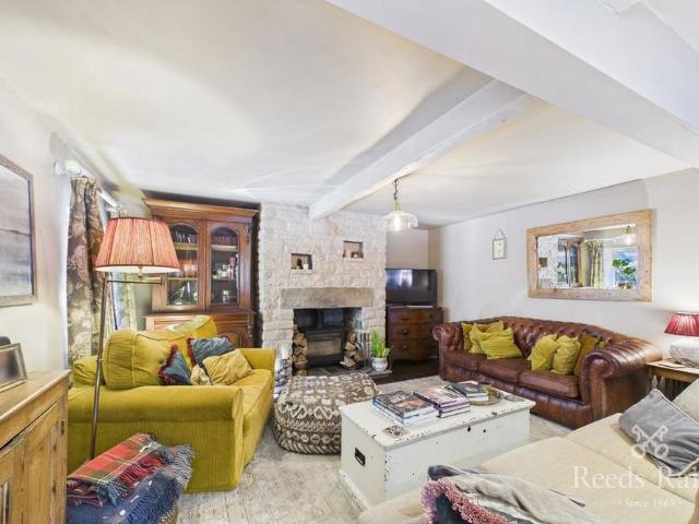 4 bedroom end of terrace house to rent