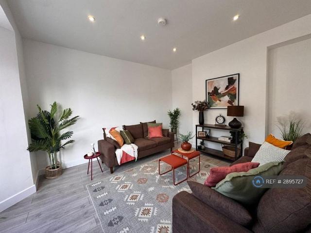 4 bedroom end of terrace house to rent