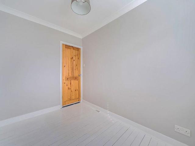 4 bedroom end of terrace house to rent
