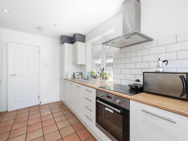 4 bedroom end of terrace house to rent