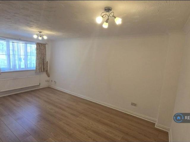 4 bedroom end of terrace house to rent